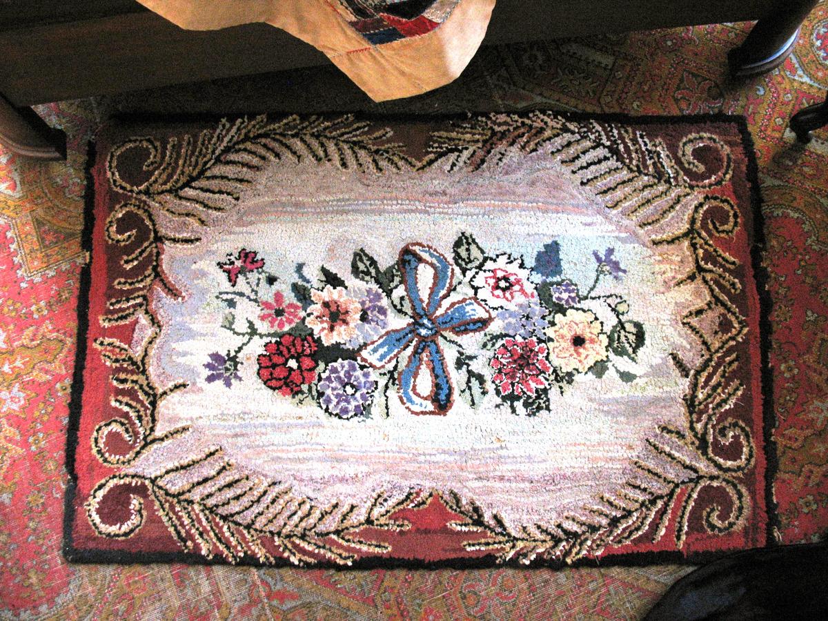 Decorative Hooked Rug (Blue Bow in Center) - Farnsworth Art Museum